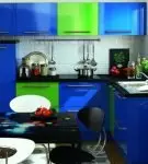 Ярко синьо-зелени мебели на малка кухня