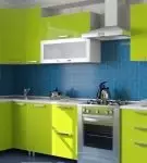 Ярки слушалки на фона на синята кухня