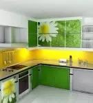 Πράσινο ακουστικό και κίτρινη ποδιά στην κουζίνα