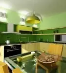 Зелено-жълта декорация на малка кухня