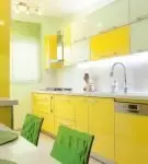 黄色のヘッドセットと台所の緑の家具