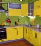 Tạp dề xanh và mặt tiền màu vàng của đồ nội thất trong bếp