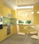 明るい色のキッチンの内部