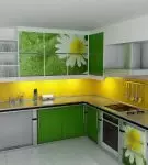 Meble kuchenne z rysunkiem na zielonych fasadach