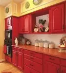 Червени мебели на тясна кухня