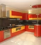 Червена слушалка с жълти детайли в кухнята