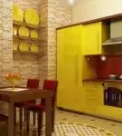 黄色い家具とキッチンの赤いエプロン