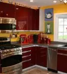 Ciemny czerwony zestaw słuchawkowy i żółta ściana w małej kuchni