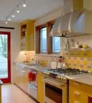 黄色赤の家具のある狭い台所