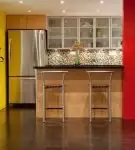 台所の雰囲気の中の明るい壁