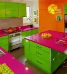 Многоцветна просторна кухня в къщата