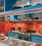 Κουζίνα σε πορτοκαλί-μπλε σχεδιασμό