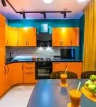 Auricolare arancione sullo sfondo della parete blu della cucina