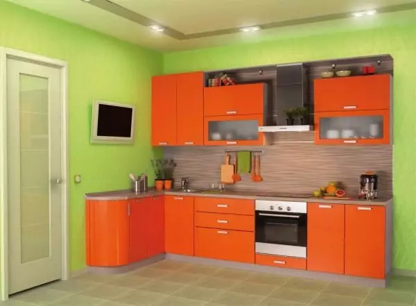 Narančasta slušalica na pozadini zelenih kuhinjskih zidova