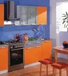 Narančasta plava kuhinja unutrašnjost u apartmanu