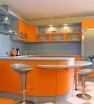 Nội thất màu cam và tường bụi màu xanh trong bếp