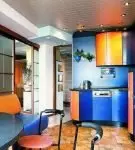 小さなキッチンデザインの濃い青とオレンジ