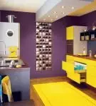 Żółte i ciemne fioletowe szczegóły w kuchni atmosfery
