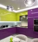 Auricolare viola a due colori in cucina