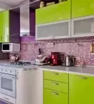 紫色のエプロンと台所の緑の家具