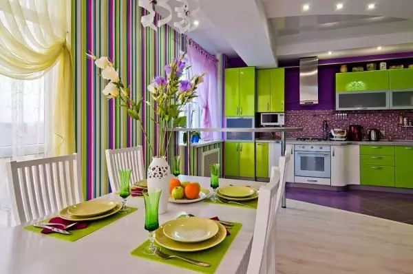 Κουζίνα με εσωτερικό σε σαλάτα και μοβ χρώματα