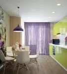 Chi tiết màu tím và đồ nội thất màu xanh lá cây trong bếp