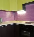 Namještaj za dvije boje i lijepa pregača u kuhinji