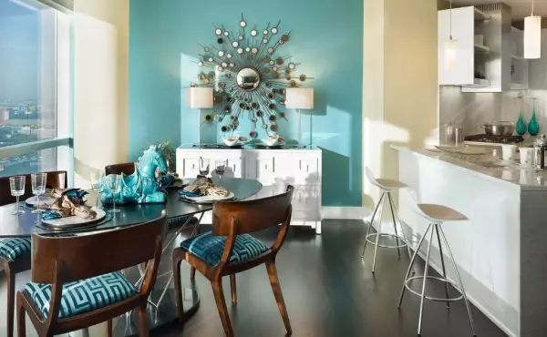 Bức tường màu xanh với trang trí ban đầu trong bếp