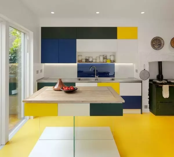 Жълт етаж в кухнята
