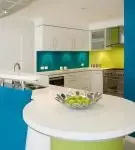 Ευρύχωρη κουζίνα σε μπλε-πράσινο gamme
