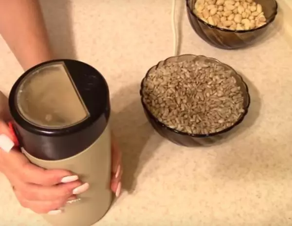 Mlýnek na kávu, semena a arašídy