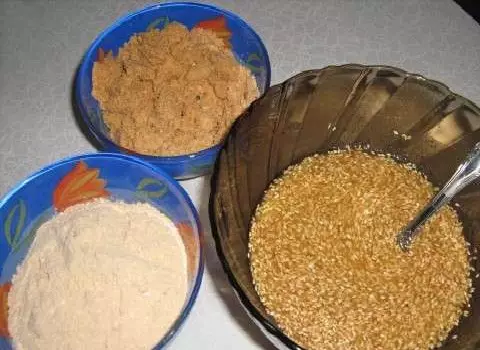 밀가루, 땅콩 및 참깨가있는 그릇