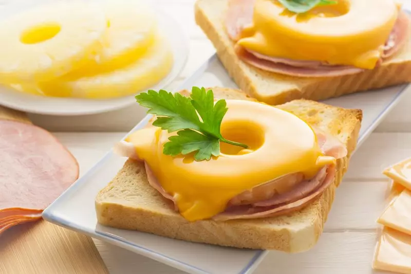 Ζεστά σάντουιτς στο φούρνο: απλές και νόστιμες συνταγές με φωτογραφίες, όπως τυρί, λουκάνικα και ντομάτες
