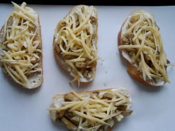 Billets voor sandwiches in de oven met champignons en kaas