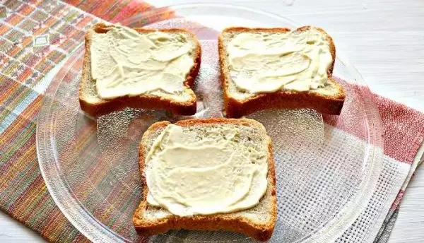 Gesmeerd mayonaise brood voor toast op een glasplaat