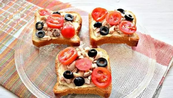 Billets voor hete broodjes van kippen, tomaten en olijven op een glazen plaat