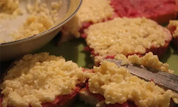 Billets voor hete slijpende broodjes met gehakt en een kaas-mayonse-mengsel