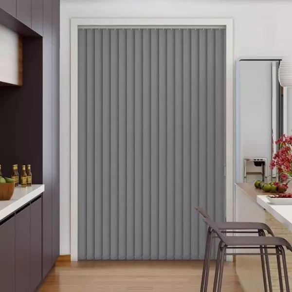 Sive vertikalne rolete za zajam za vrata u kuhinji