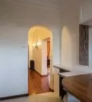 Pintu melengkung di dapur yang terang
