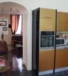 ซุ้มประตูโดยไม่มีการตกแต่งที่สดใสในห้องครัว
