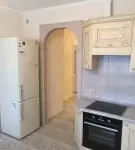 Arco na cociña con mobles de madeira