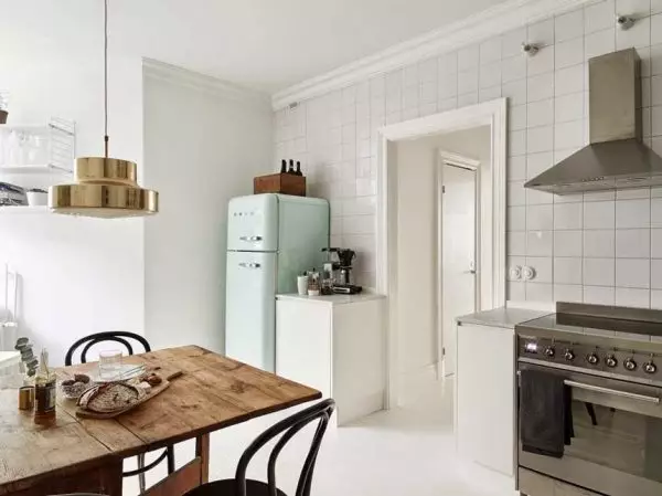 白い色調と木製の家具のキッチン