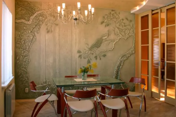 Figure sur le plâtre de mur décoratif près de la salle à manger