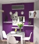 Violetti seinä valkoisella keittiössä