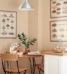 Lys køkken med malerier på væggene