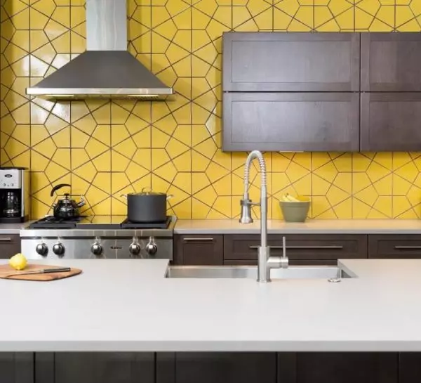 باورچی خانے میں پیلے رنگ ٹائل ایپر
