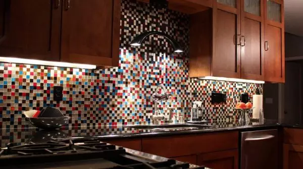 Povezivanje mozaične pregače u kuhinji