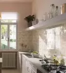 Lys fliser med gult mønster på kjøkkenet