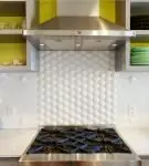Tuile blanche de relief sur tablier de cuisine