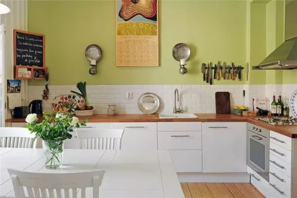 白い家具と台所のピスタチオの壁